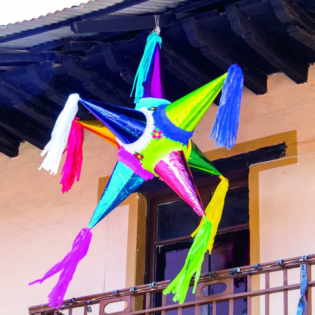 La piñata tiene…. - Mexicanísimo